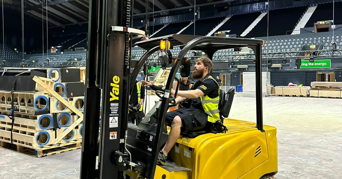 Operadores especializados de maquinaria industrial | Alpha Crew